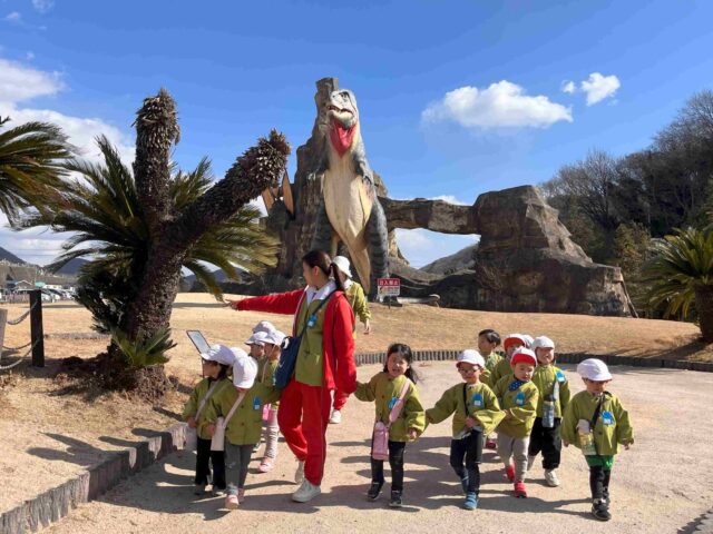 恐竜公園│学校法人賢忠寺学園 かなりや幼稚園